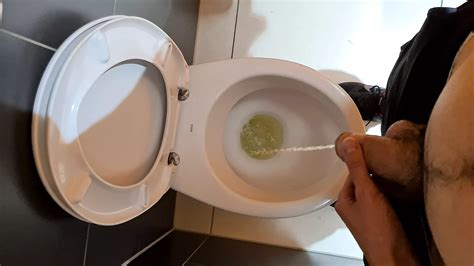 Geile Man Pist In Het Openbare Toilet Van Een Winkelcentrum En Speelt