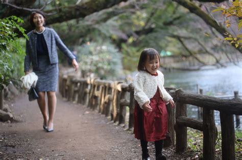 시치 에서 딸과 함께 걷는 일본의 어머니 가 산 축하 2 3 살에 대한 스톡 사진 및 기타 이미지 2 3 살 30 34세