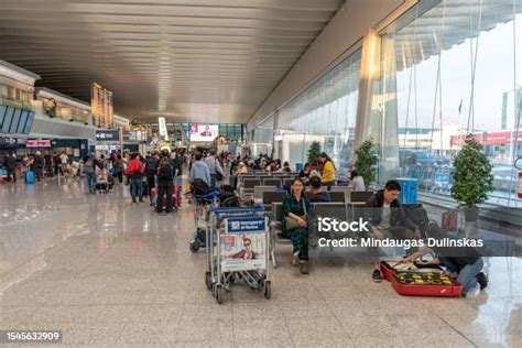 로마 국제 레오나르도 다빈치 피우미치노 공항 내부는 사람들과 함께합니다 출발 구역 Alitalia에 대한 스톡 사진 및 기타