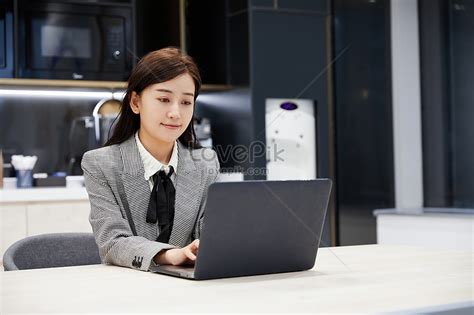 직장에서 사무직 근로자 사진 무료 다운로드 Lovepik