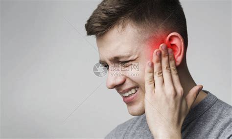 耳朵感染受苦的人摸着他发炎的高清图片下载 正版图片506170405 摄图网