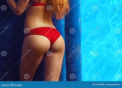 Seksuele Vrouwenbillen In Rode Bikini Stock Afbeelding Image Of