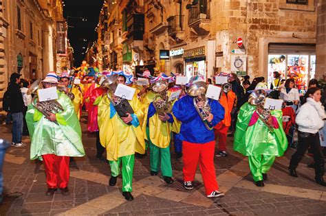 전통적인 야간 축제 오케스트라와 화려한 의상을 입은 사람들과 함께 하는 카니발 거리에 대한 스톡 사진 및 기타 이미지 거리