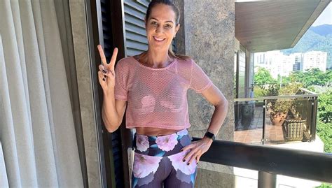 Solteira Fernanda Venturini Esbanja Corpaço Ao Ser Flagrada De Biquíni