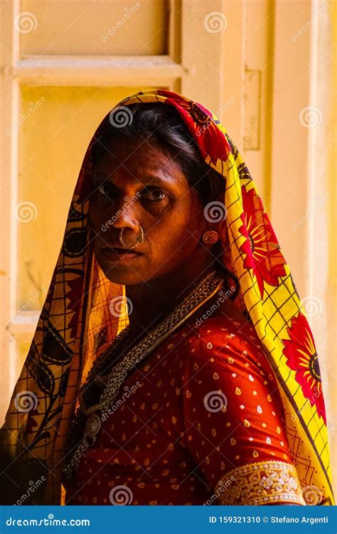 Jodhpur India 20 Agosto 2009 Una Ragazza Indiana Con Velo Sari E Gioielli Cerimoniali Nel