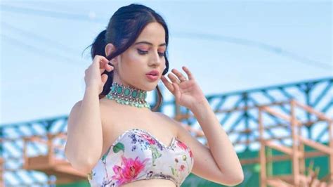 उर्फी जावेद हिला तिच्या कपड्यांमुळे नेहमीच धमक्या दिल्या जातात काही