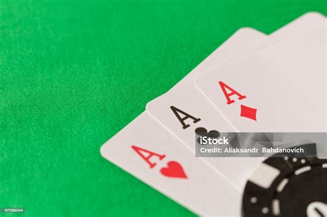 카드 게임 포커 칩 녹색 테이블에 승리의 개념입니다 클로즈업 가능성에 대한 스톡 사진 및 기타 이미지 가능성 녹색 놀기