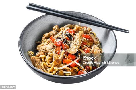 닭고기와 참깨를 곁들인 우동 볶음 흰색 배경에 고립되어 있습니다 평면도 국수에 대한 스톡 사진 및 기타 이미지 국수 깨 컷아웃 Istock