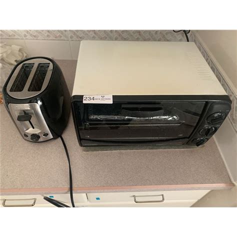 Black And Decker 2 Slot Toaster And Delonghi Turbo Convention Toaster