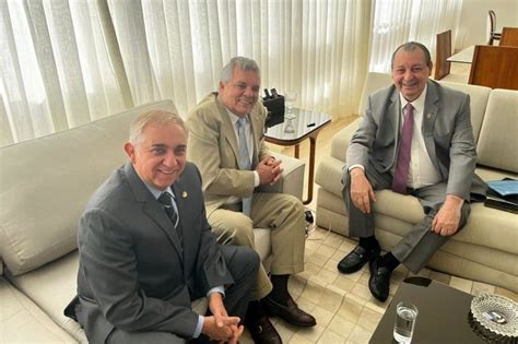 Ibaneis e parlamentares do DF vão à casa de Aziz defender Fundo