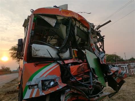 बस में बैठे 2 यात्रियों की मौत कई घायल प्लास्टिक के दाने से भरा ट्रक