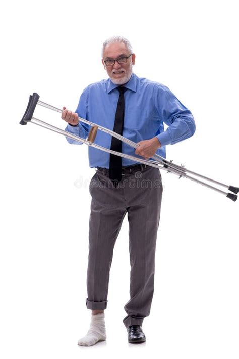 Viejo Empresario Con Muletas Aisladas En Blanco Foto De Archivo