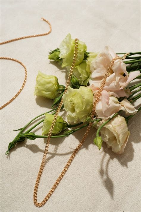 고급스럽고 반짝이는 골든 체인 무료 사진