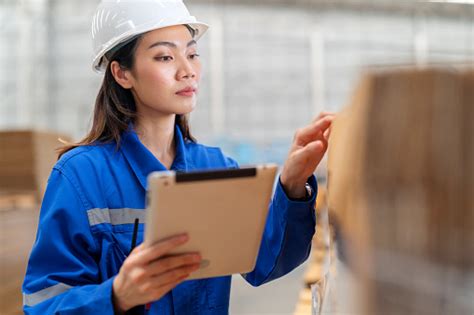 엄격한 품질 관리 표준을 검사하고 유지하기 위해 디지털 태블릿을 사용하여 제조를 진행하는 생산 관리자 기술과 제조의 융합은 실시간 모니터링 데이터 분석을 위한 도구 역할을