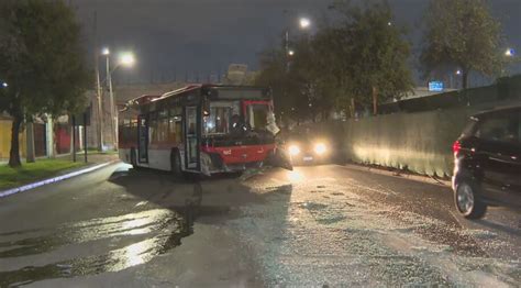 Conductor quedó con lesiones micro choca y termina volcada en Cerrillos horas