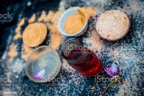 귀리 얼굴 마스크 또는 얼굴 팩 Avena Sativa 즉 Mulpani Mitti 또는 Multani Mitti 또는 풀러의 지구 물 레몬 주스 및 나무의 표면에 가루