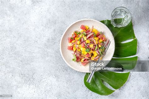 열대 몬스터 잎에 흰색 접시에 열대 하와이 타히티 참치 망고 샐러드 음식에 대한 스톡 사진 및 기타 이미지 음식 종려나무