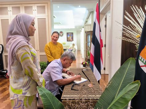 เอกอัครราชทูตฯ เป็นเจ้าภาพเลี้ยงน้ำชาแก่เลขาธิการสภาความมั่นคงแห่งชาติ มาเลเซีย สถาน