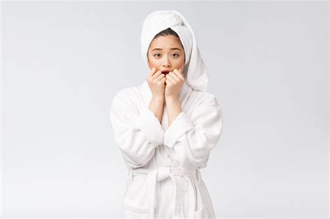 스파 스킨 케어 아름다움 아시아 여자 건조 머리 와 수건 머리에 샤워 치료 후 부드러운 피부를 만지는 아름다운 다민족 젊은 소녀 건강관리와 의술에 대한 스톡 사진 및 기타