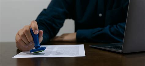 전문 사업가 공증인은 책상 법률 또는 회계 확인 개념에서 문서에 성공을 스탬프합니다 공증인에 대한 스톡 사진 및 기타 이미지 공증인 문서 개념 Istock