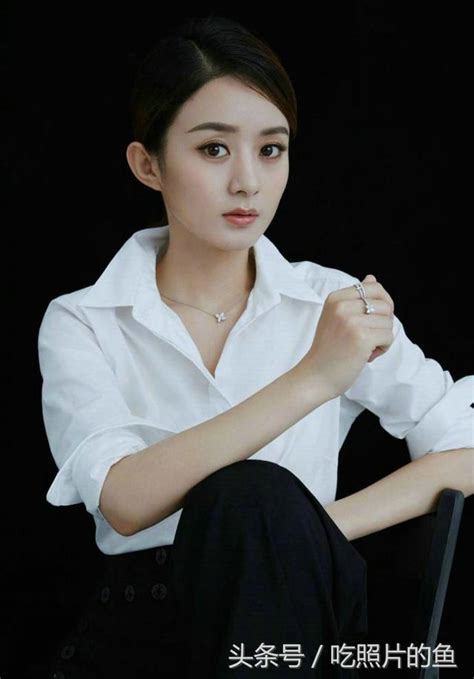 赵丽颖白色忖杉，演绎最美白领 每日头条