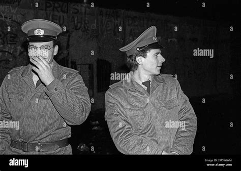 Ostdeutscher Grenzschutz Schwarzweiß Stockfotos Und Bilder Alamy