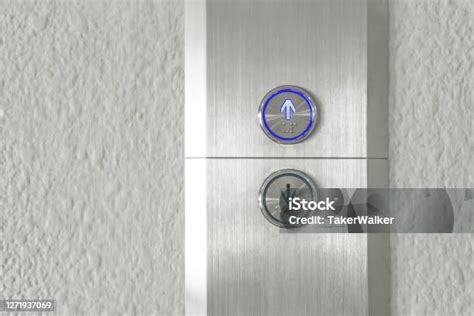 엘리베이터를 위로 누르고 키패드 엘리베이터를 누릅니다 숫자키패드에 대한 스톡 사진 및 기타 이미지 숫자키패드 엘리베이터 0명 Istock