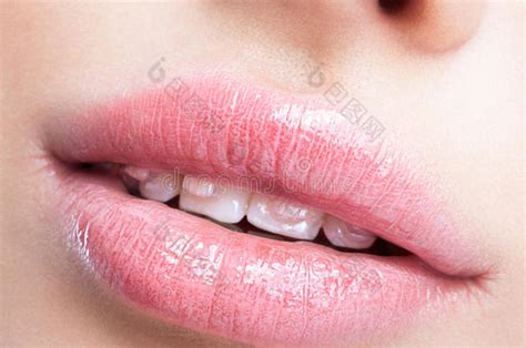 特写的女人张开微笑的嘴与括号图片 包图网企业站