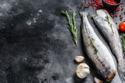 로즈마리와 핑크 페퍼를 곁들인 생 폴락 생선 유기농 해산물 검은 색 배경 맨 위 보기입니다 복사 공간 건강한 식생활에 대한 스톡