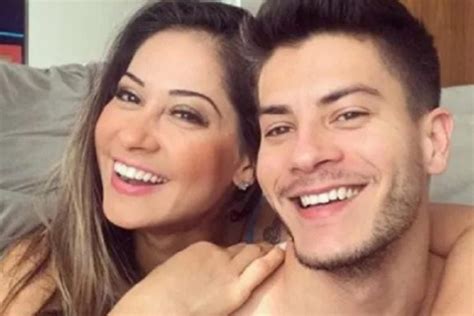 Mayra Cardi E Arthur Aguiar São Vistos Juntos Em Mercado
