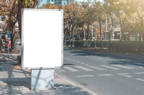 큰 빈 게시판 백색 Led 스크린 수직 통로 측면에 도시에서 뛰어난 디스플레이 광고 텍스트 템플릿 프로 모션에 대 한도로 교통 녹색 나무와 야외에서 새로운 브랜드 0명에