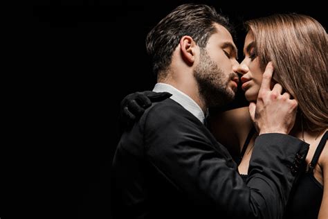검은 색에 고립 된 매력적인 여자키스 정장에 잘 생긴 남자의 측면보기 키스에 대한 스톡 사진 및 기타 이미지 키스 2명
