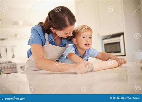 Criarlo Para Ser El Mejor Una Joven Madre Que Roba La Masa Con Su Hijo