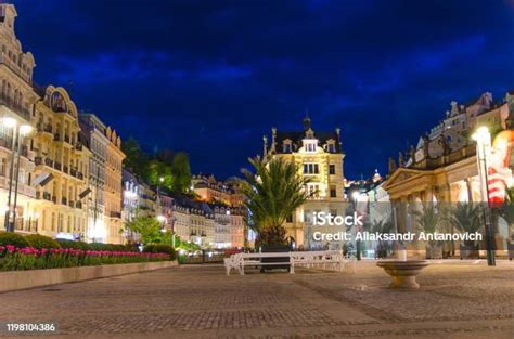 카를로비 바리 유서 깊은 도심과 화려한 아름다운 건물 밀 콜로네이드 믈린스카 콜로나다 네오 르네상스 건물 야간 전망 웨스트 보헤미아 체코 0명에 대한 스톡 사진 및 기타