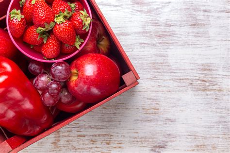 같은 색상의 용기 안에 붉은 과일과 야채 풍화 된 흰색 나무 테이블에 피망 포도 사과 석류 매화 딸기 0명에 대한 스톡 사진 및 기타 이미지 Istock