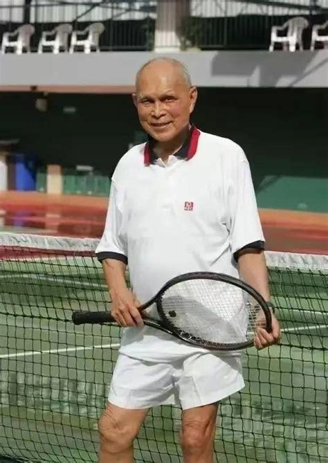 离婚带孩子仍再嫁豪门，被霍英东独宠52年的冯坚妮，并不简单