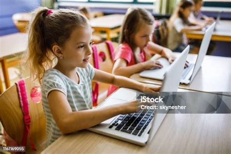 학교에서 수업 중에 컴퓨터에 타이핑하는 초등학생의 미소 컴퓨터에 대한 스톡 사진 및 기타 이미지 컴퓨터 교육 아이 Istock