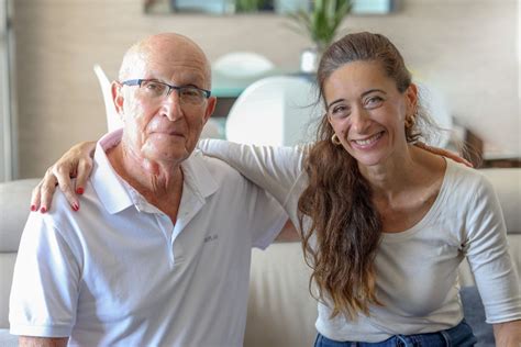 גלית אבינועם מציגה את איש החינוך מנחם שלף שהצטרף לרשימת המושבה