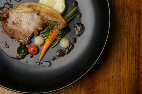 야채와 돼지 고기 잘라 절묘한 요리 창조적 인 레스토랑 식사 개념 오트 쿠튀르 음식 0명에 대한 스톡 사진 및 기타 이미지