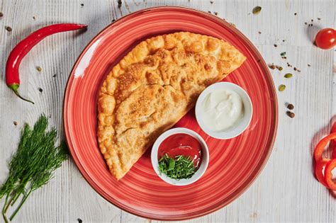 전통 루마니아 우크라이나어 러시아와 타타르 음식 체부렉 고기와 봄 양파 전국 동부 식사 블루 플레이트에 고기 페이스트리 맨 위 보기입니다 0명에 대한 스톡 사진 및 기타