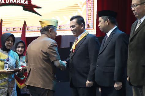 Gubernur Ansar Terima Anugerah Bintang Legiun Veteran RI Prokepri