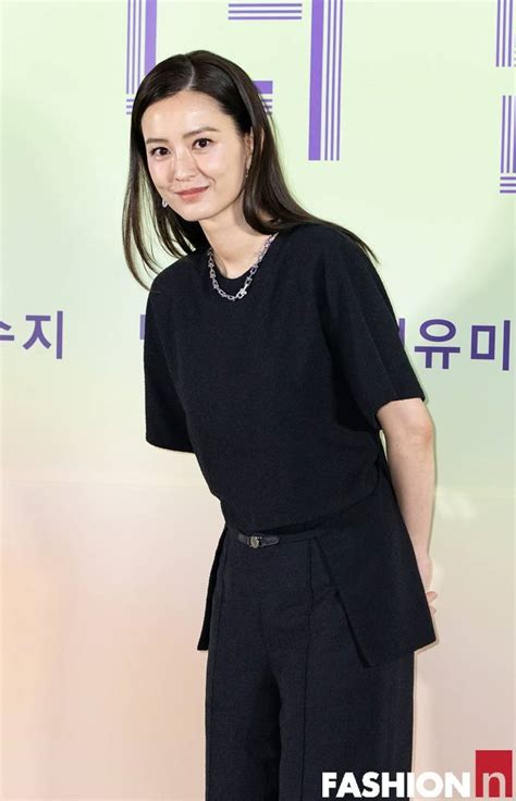 패션엔 패션엔 포토 정유미 앞과 뒤가 다른 블랙룩 단아한 듯 매혹적인 블랙 투피스 시사회룩