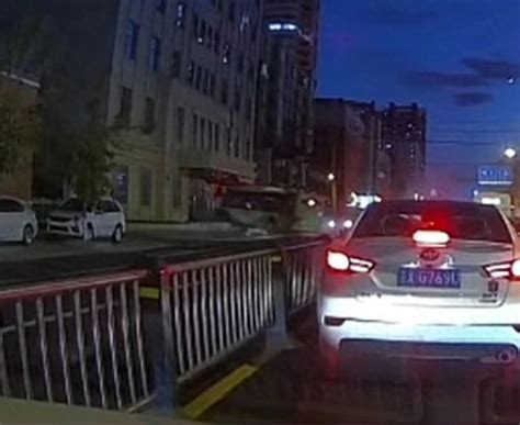 长春一公交车突然失控加速 连撞多车 目击者回忆