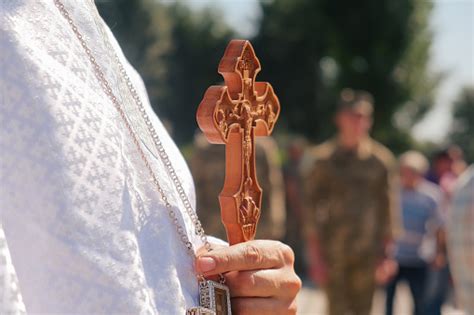 장례식에서 십자가로 축복하는 기독교 사제 사람에게 마지막 작별 인사 Blessing에 대한 스톡 사진 및 기타 이미지