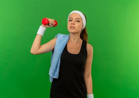 Молодая фитнес женщина в спортивной одежде с повязкой на голову с