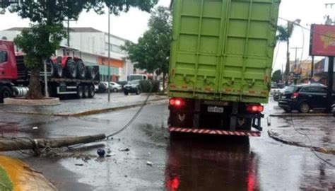 Carreta derruba poste deixa bairro sem energia e motorista é autuado
