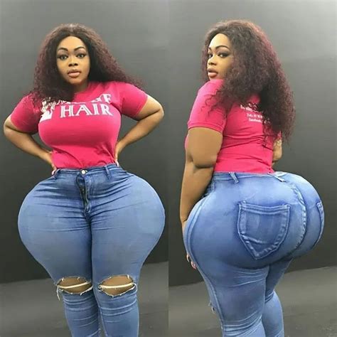 Afrikaanse dame met immense derrière houdt verkeer op