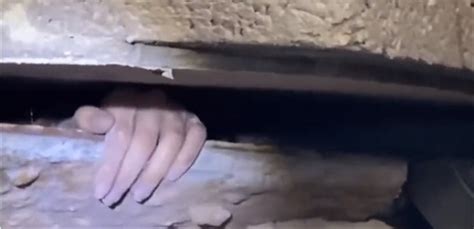 المشهد مُؤلم سيّدة فلسطينيّة تستغيث من تحت الأنقاض في غزة فيديو