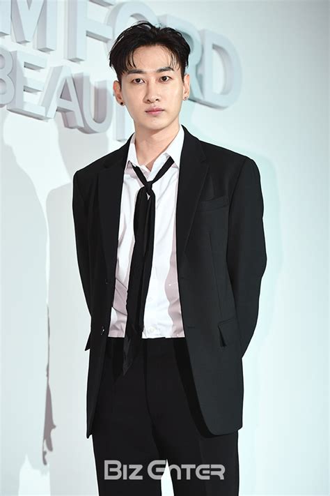 Bz포토 슈퍼주니어 은혁 시상식 못지않은 화려한 룩 비즈엔터