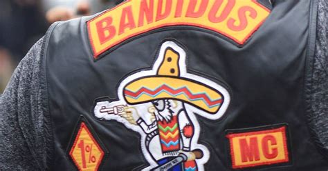 Bandidos Medlem Med Maskinpistol Og Pumpgun